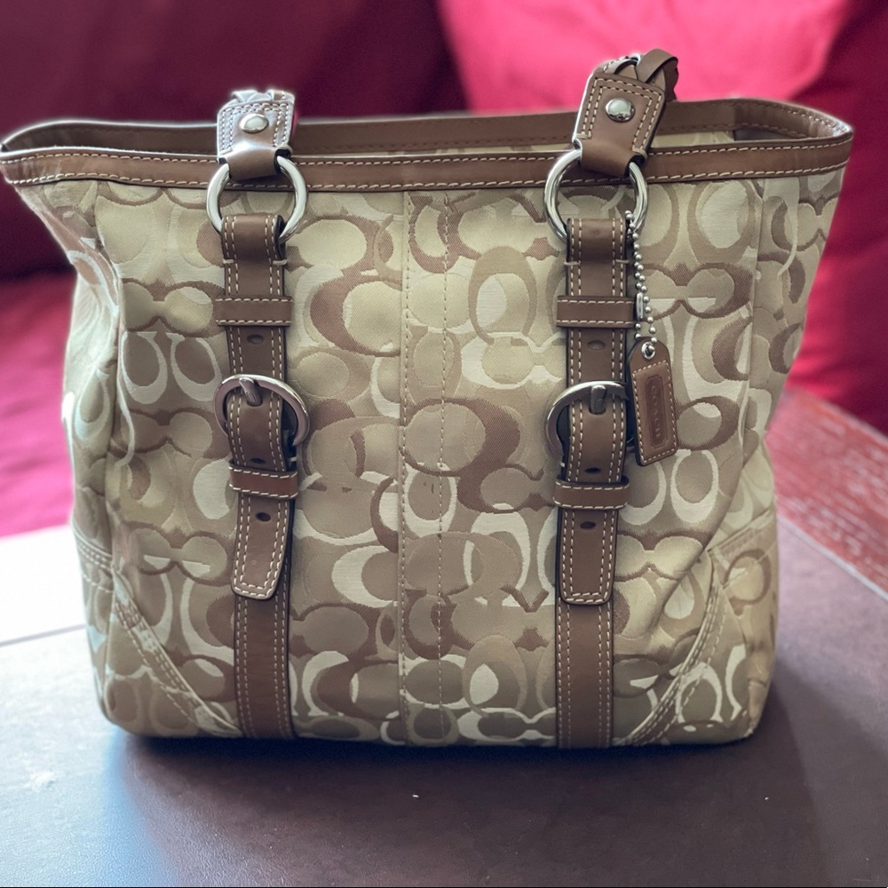 Coach Tote In Signature Jacquard Textile - Gem